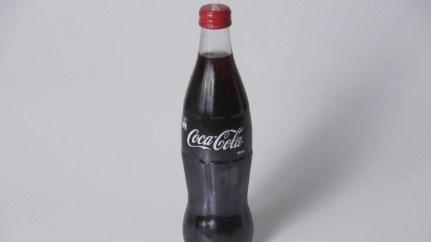 Coca-Cola a scos sticla pe care nu o poţi desface singur (VIDEO)